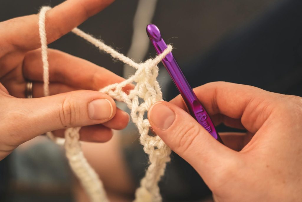 Comment bien tenir son fil et son crochet pour des mailles parfaites